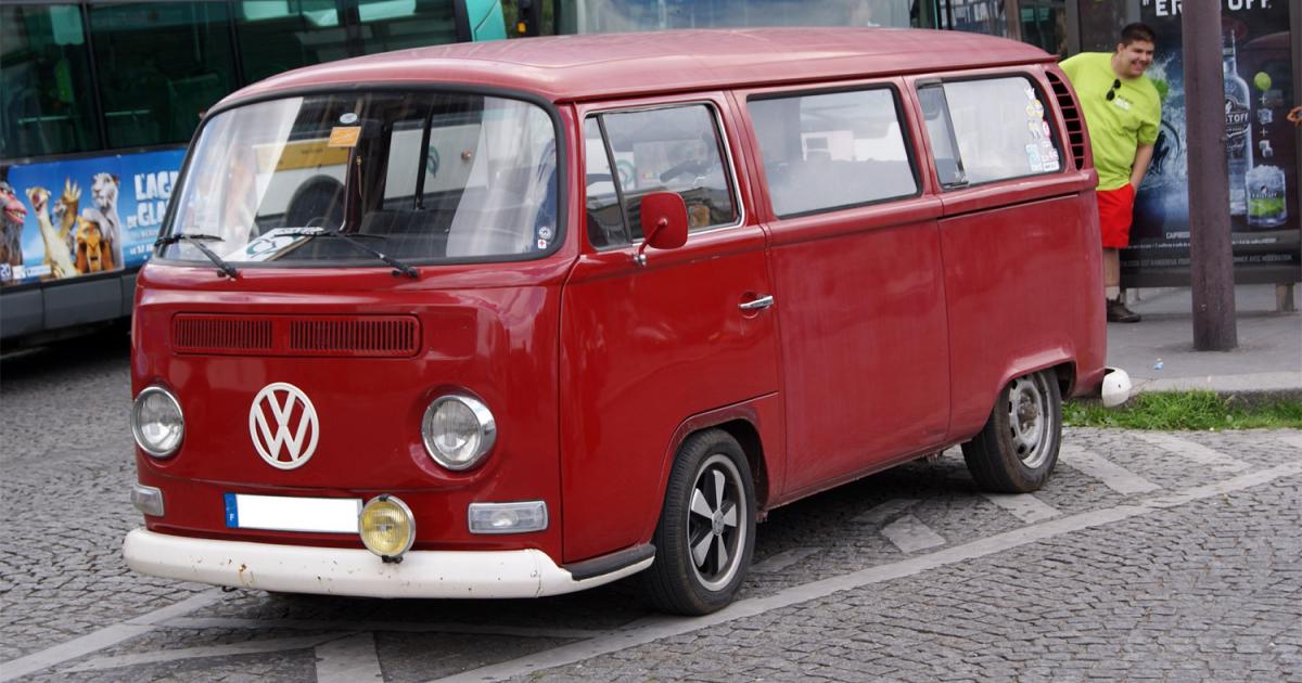 Combi Vokswagen rouge rabaissé, une voiture de collection proposée par ...