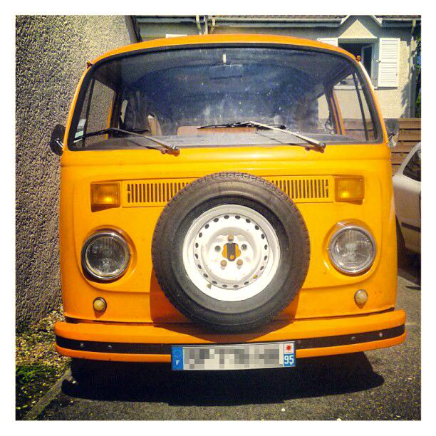 Volkswagen combi Bay Window jaune, une voiture de collection proposée ...