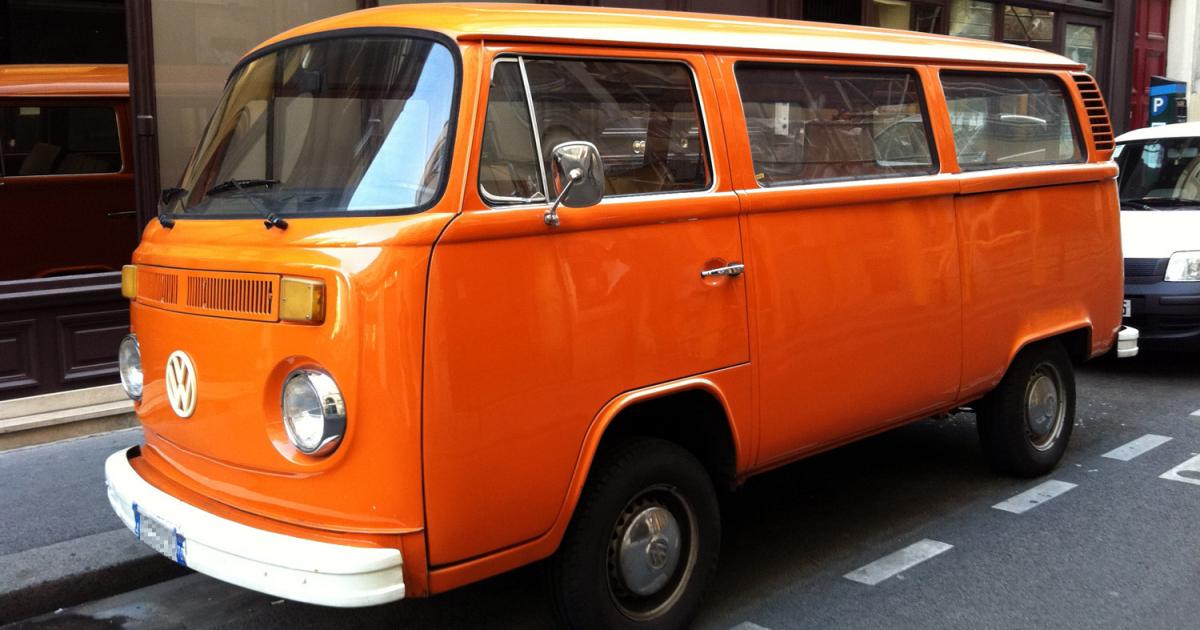 Combi Volkswagen bay window orange, une voiture de collection proposée ...