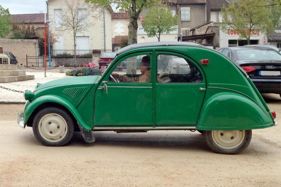 Citroën 2cv verte, une voiture de collection proposée par Chris