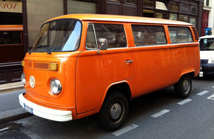 Combi Volkswagen bay window orange, une voiture de collection proposée ...